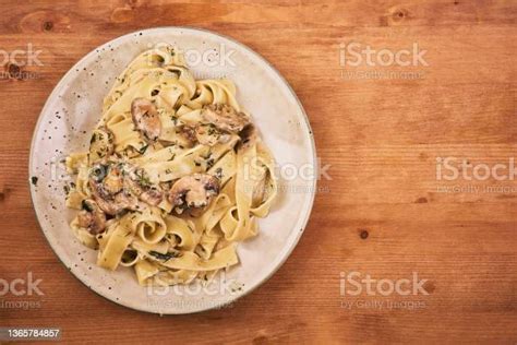 접시에 크림 샴페인 버섯 소스를 페투치네 최고 전망 복사 공간 전통 이탈리아 파스타 페투치니에 대한 스톡 사진 및 기타 이미지 페투치니 0명 노랑 Istock