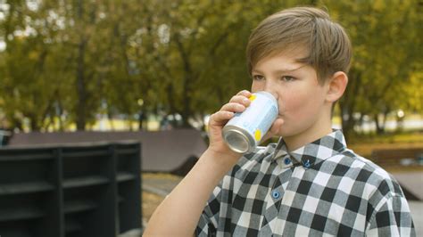 Депутати искат да забранят продажбата на енергийни напитки на деца Nova