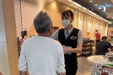 爭鮮、爭先？！ 阿伯迴轉壽司店斥責女店員 網「倚老賣老碰釘子」