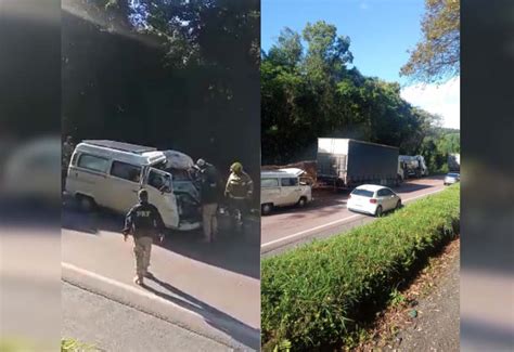 Acidente Na Br 277 Entre Kombi E Caminhão Deixa Motorista Ferido