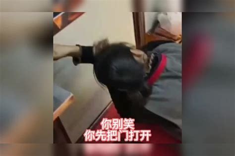 男子进店里买豆包，意外和老板娘被锁里面，赶紧拿手机拍视频留“证据”