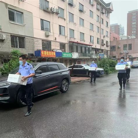 【奏响战“疫”最强音】雨中坚守，只为“疫”过天晴澎湃号·政务澎湃新闻 The Paper