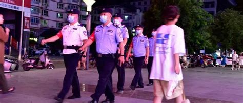 战鼓再鸣！黔江警方开展第二次夏夜治安巡查宣防集中统一行动全警闻人员广场