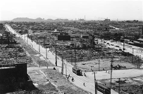 終戦直後の福岡県大牟田市の中心部。ほとんどの建物が焼け落ちてしまっている＝1945年、富重安雄撮影