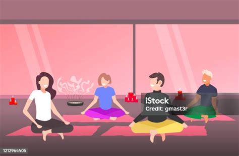 앉아있는 사람들은 명상 호흡 운동 현대 체육관 스튜디오 내부 전체 길이 수평 요가 아사나 연습 남성 포즈 단체에 대한 스톡 벡터