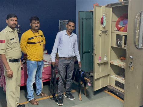 Miscreants seen in tights vest in CCTV ससटव म चडड बनयन म दख बदमश जबट म