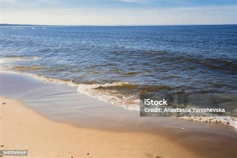 발트해 짙은 푸른 구름과 바다 또는 바다 수면은 폭풍 전에 거품 파도가 있고 극적인 바다 풍경 배경 일몰 추상적인 패턴 질감입니다 0명에 대한 스톡 사진 및 기타 이미지