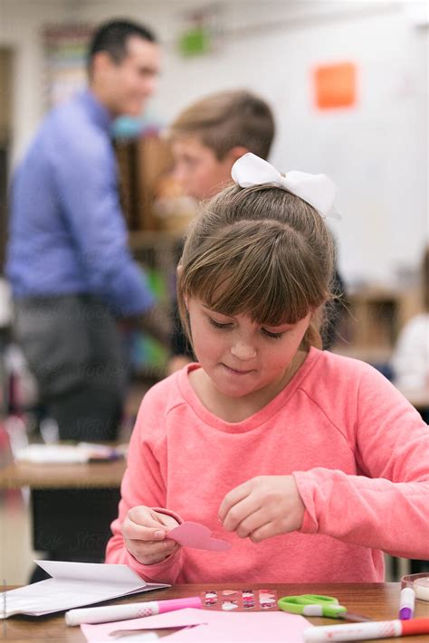 Classroom Girl Makes Valentine For Classroom Party Del Colaborador