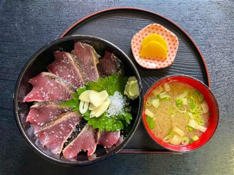 【高知名物】かつおの塩タタキとは？薬味や食べる際のポイントを解説 高知産かつおの100藁焼きタタキ通販｜久礼大正町市場 山本鮮魚店
