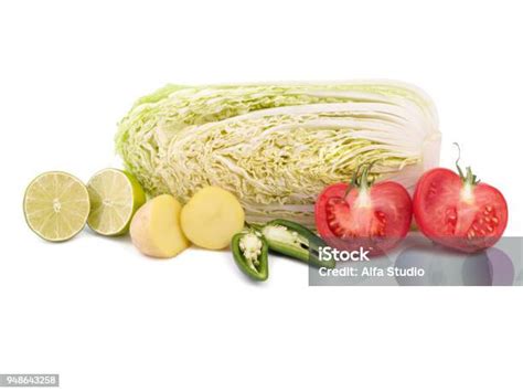 신선한 야채 녹색 양배추 토마토 감자 매운 고추와 흰색 배경에 고립 육즙이 석 회 0명에 대한 스톡 사진 및 기타 이미지 0