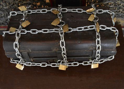 무료 이미지 가죽 체인 트렁크 강철 금속 보안 핸드백 맹꽁이 자물쇠 팔찌 보석류 쇠사슬 방패 닫은 범죄 보호 잠긴 안전한 힘 예방 강한