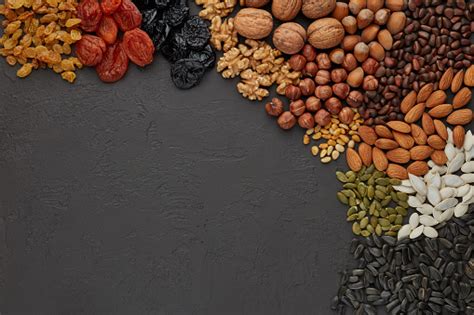 검은 슬레이트 배경에 견과류 씨앗 말린 과일의 다른 종류 상단 보기 복사 공간 건강한 음식 채식 영양 개체 그룹에 대한 스톡 사진 및 기타 이미지 Istock