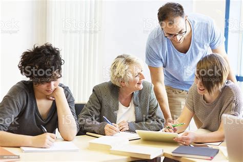 명의 학생과 선생님에게 강의실형 있는 작업 디지털 태블릿 갈색 머리에 대한 스톡 사진 및 기타 이미지 갈색 머리 검정 머리 교사 교육 관련 직업 Istock