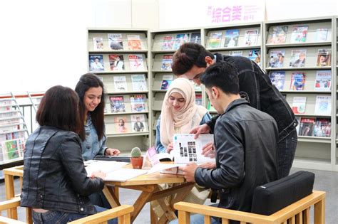 来华留学生在图书馆学习 桂林医学院国际教育学院中文