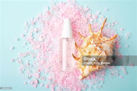 드롭퍼 투명 유리 화장품 병 모의 분홍색 바다 소금과 파란색 배경에 조개 친환경 케어 유기농 제품 뷰티 트리트먼트 스파 컨셉 공간을 복사합니다 0명에 대한 스톡 사진 및