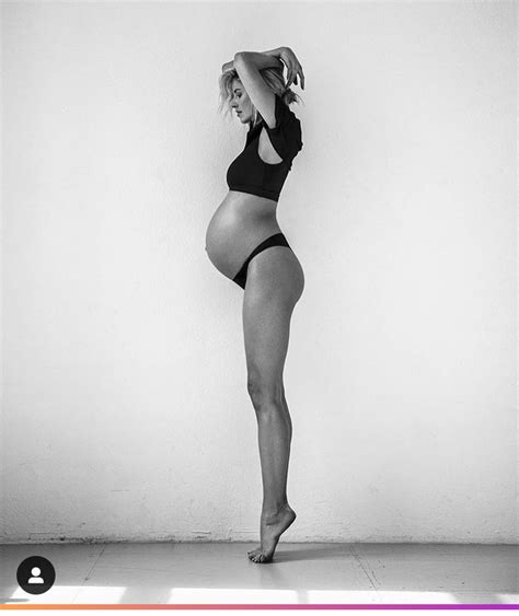 Pin By Kathahei On Schwangerschaft Maternity Photoshoot Poses Maternity Photography Poses