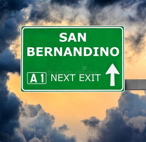 Se Al De Tr Fico Del SAN BERNANDINO Contra El Cielo Azul Claro Foto De
