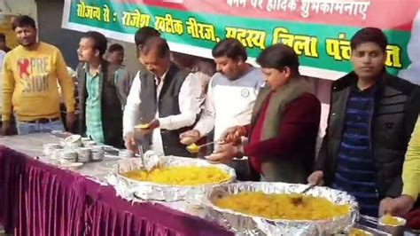 मैनपुरी डिंपल यादव की जीत पर कार्यकर्ताओं ने किया 5 कुंटल मिठाई का