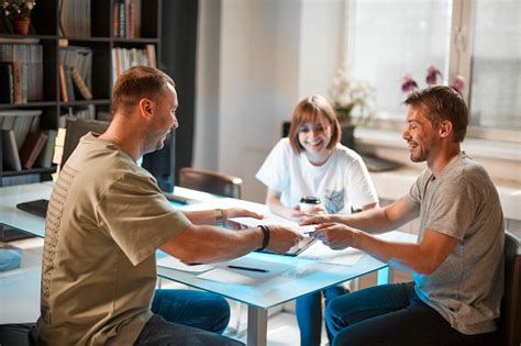 네온 데스크톱을 갖춘 현대 사무실에서 새로운 프로젝트를 작업하는 건축가 디자이너의 크리에이티브 팀 3차원 형태에 대한 스톡 사진 및 기타 이미지 Istock