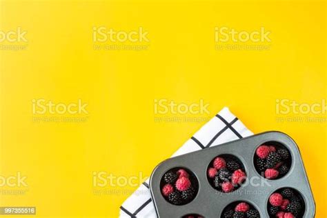 나무 딸기 그리고 밝은 노란색 바탕에 컵 케이크를 제빵에 대 한 양식에서 블랙베리 여름 요리 개념입니다 평면도 평면 위치 건강한 식생활에 대한 스톡 사진 및 기타 이미지