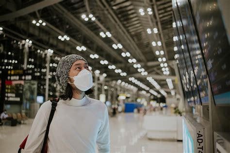 태국 화이트 비즈니스 캐주얼 의류 중성인 남성 관광객 보호 얼굴 마스크 농도와 도착 및 출국 보드 예방 접종 후 비행기 도착의
