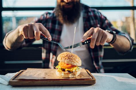 레스토랑에 앉아서 신선한 맛있는 햄버거를 먹는 수염을 가진 남자 절대 채식주의자에 대한 스톡 사진 및 기타 이미지 절대 채식주의자 햄버거 햄버거 류 Istock
