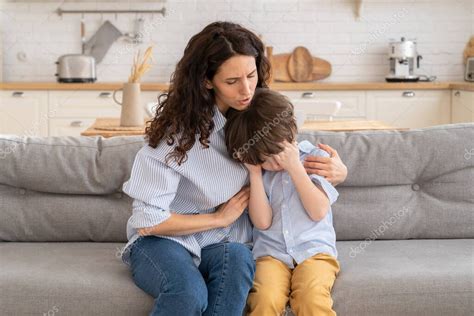 Joven Madre Consuelo Llorando Hijo Perturbado Mamá Abrazo Pequeño