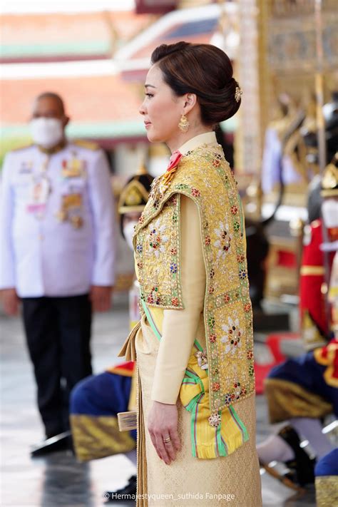 ฉลองพระองค์ชุดไทยบรมพิมาน ห่มทับด้วยผ้าทรงสะพัก พระภูษาไหมยกลำพูน ลายประจำยาม ดอกสี่กลีบ ยกใหญ่