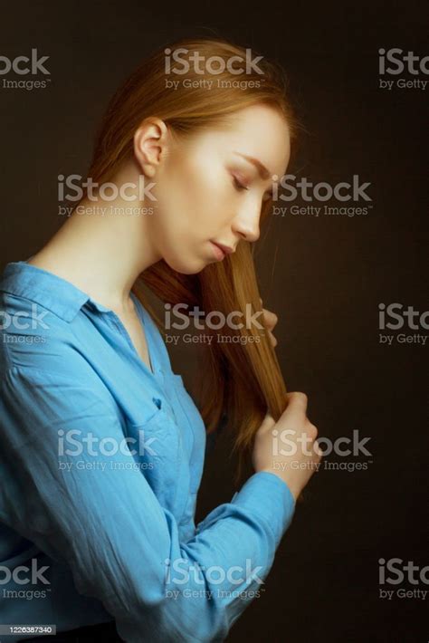 파란 셔츠를 입고 긴 금발 머리를 가진 소녀 젊은 여성의 초상화 어두운 이미지 건강한 생활방식에 대한 스톡 사진 및 기타 이미지