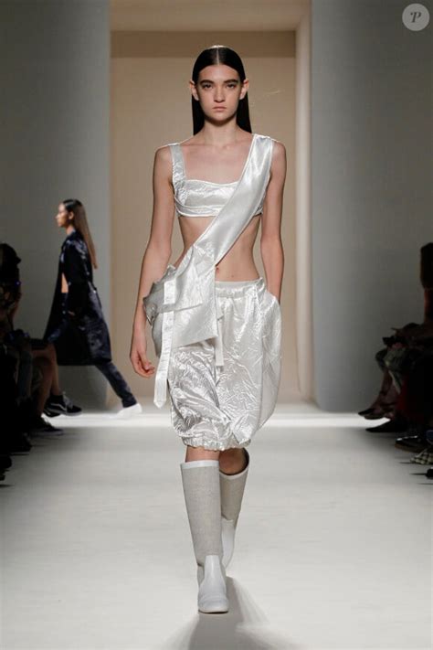 Photo Défilé De Mode Prêt à Porter Printemps été 2017 Victoria Beckham Lors De La Fashion