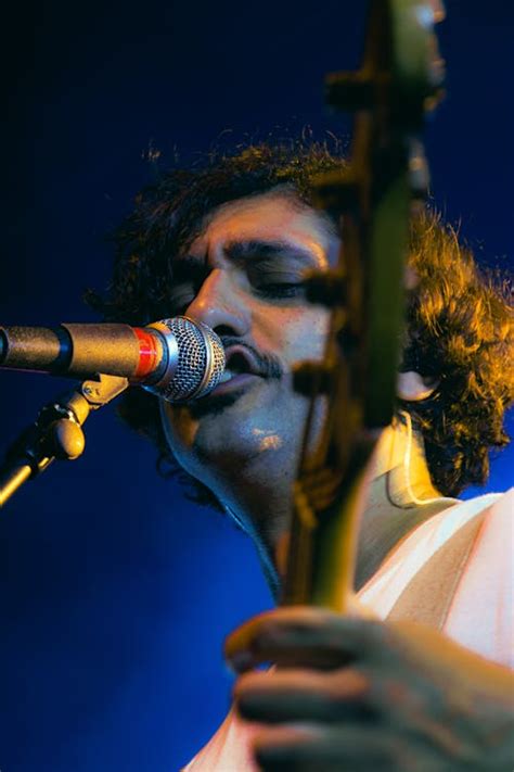 가수 공연 공연가 군중 기타 현 기타리스트 나이트클럽 남성 노래하는 라이브 공연 라이브 쇼 라이브 음악 락