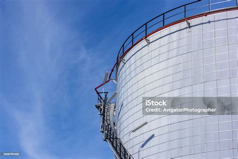 푸른 하늘 배경의 석유 저장 탱크 휘발유와 석유를 위한 산업용 탱크 푸른 하늘을 배경으로 한 흰색 연료 저장 탱크 0명에 대한 스톡 사진 및 기타 이미지 Istock