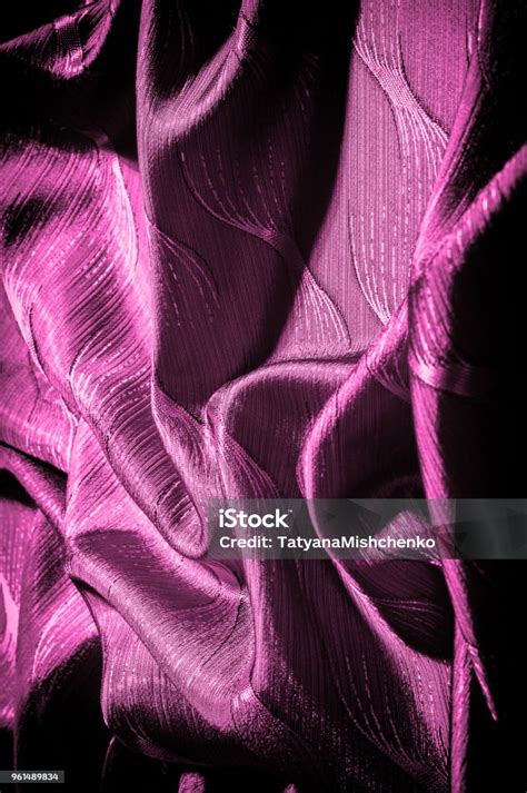 텍스처 배경 패턴입니다 실크 천 붉은 색입니다 더 엄격한 휘장으로 무지개 빛깔 트림이 Organza 때 단순히 아름 다운 빛을