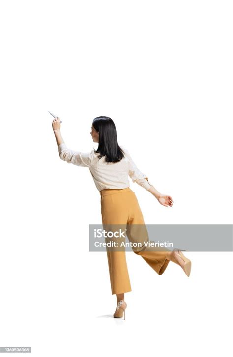 젊은 여성의 전체 길이 초상화 흰색 배경 에 고립 된 칠판에 쓰는 노동자 백 뷰 25 29세에 대한 스톡 사진 및 기타 이미지