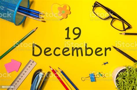 12 월 19 일입니다 12 월 달의 일 19입니다 노란 사업가 직장 배경 달력입니다 겨울 시간 12월에 대한 스톡 사진 및