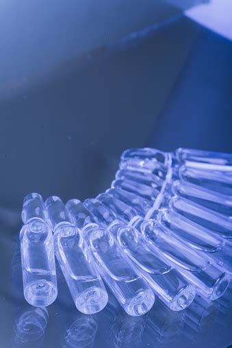 주사용 유리 의료 앰플 바이알 약은 암풀라에 수성 용액을 가진 액체 염화나트륨입니다 닫습니다 병 앰프 멀티 컬러 0명에 대한 스톡 사진 및 기타 이미지 Istock