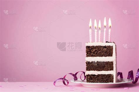 巧克力生日蛋糕粉红色的奶油和蜡烛