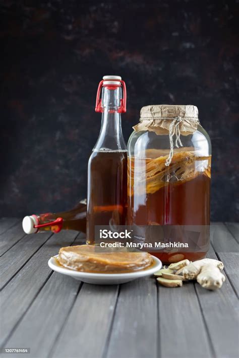 콤부차 슈퍼푸드 프로 바이오틱 티 곰팡이 음료 유리 항아리와 생강 어두운 배경에 차 와 병 Kombucha에 대한 스톡 사진 및 기타 이미지 Istock