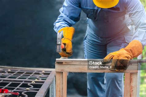 안전 장비를 착용 하는 노동자 수리 및 유지 보수에 대 한 망치를 들고 목수 망치와 남자 타격 손톱 일부 나무 가구를 수정 개선에 대한 스톡 사진 및 기타 이미지 Istock