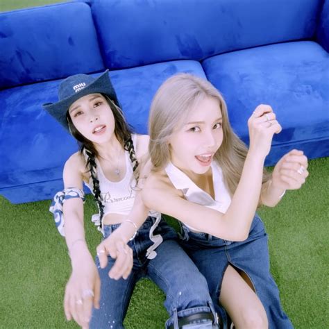 Moonbyul 문별 And Solar 솔라 Mamamoo ‘댕댕dangdang Mv Icon
