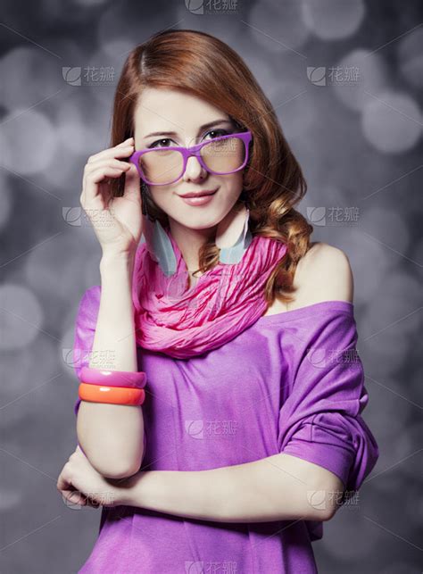 红色背景女孩背景虚化自然美垂直画幅女人散焦周末活动白人