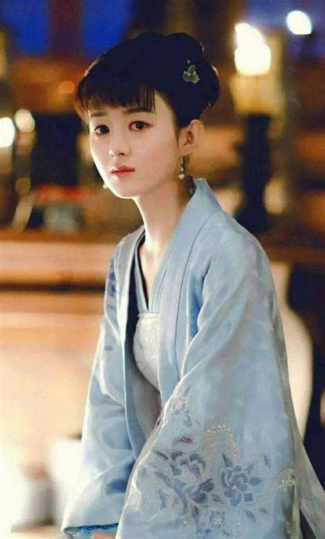 女明星留厚劉海：楊冪顯老，趙麗穎顯胖，唯獨唐嫣宛如少女 每日頭條