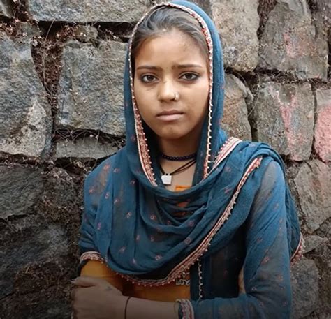 Balloon Seller Girl Kisbu Viral On Social Media गुब्बारे बेचने वाली लड़की