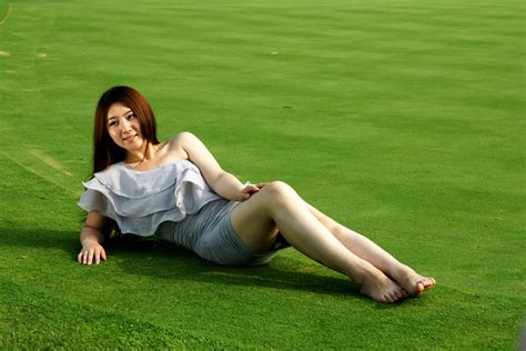 草地与美女摄影图片人像摄影 太平洋电脑网摄影部落