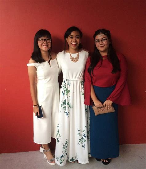 3 Asian Girls Scrolller