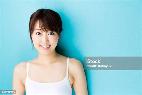 매력적인 아시아 여자 아름다움 이미지 파란색 배경에 고립 메이크업 화장품에 대한 스톡 사진 및 기타 이미지 메이크업 화장품