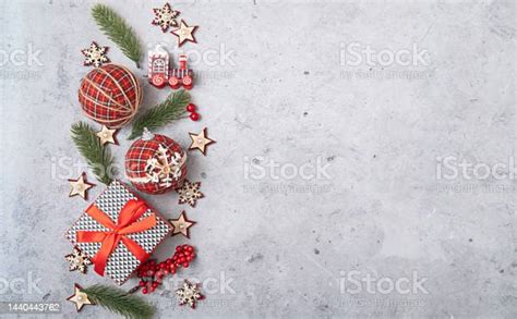 크리스마스와 새해 프레임 구성 선물 상자 전나무 나뭇가지 빨간 수제 공 장난감 기차 회색 콘크리트 배경에 별 플랫 레이 평면도 복사 공간 인사말 카드 모형입니다 가문비나무에