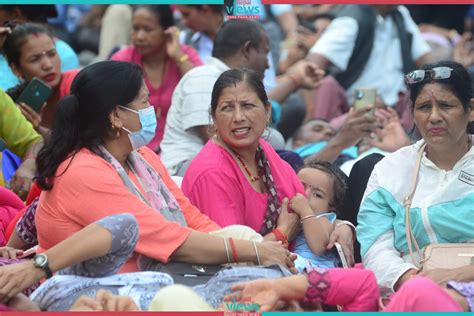 तस्वीरमा हेर्नुहोस् सडकमा सुतेका शिक्षक Nepal Views