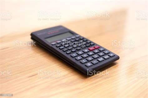 나무 테이블에 전자 계산기 0명에 대한 스톡 사진 및 기타 이미지 0명 개념 개념과 주제 Istock