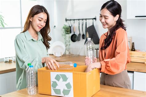 아시아의 아름다운 여자 친구는 함께 집에서 재활용을 위한 쓰레기를 분리합니다 매력적인 레즈비언 부부는 생태학적으로 친화적이고 환경을 제로 폐기물을 절약하기 위해 플라스틱